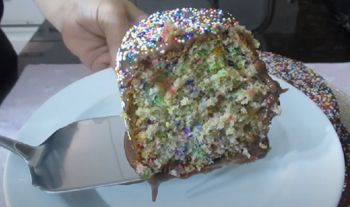 Bolo formigueiro colorido - Receita de Vovó